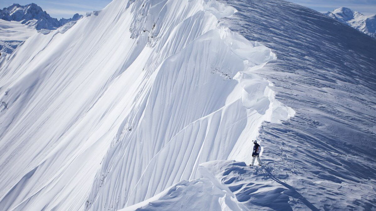 Snowboard : La descente vertigineuse de Matt Annett filmée d'un hélicoptère