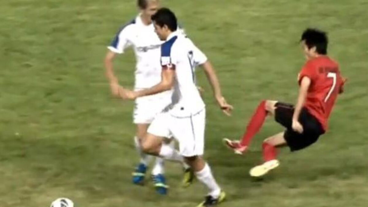 Insolite : Le tacle assassin impressionnant d'un joueur chinois