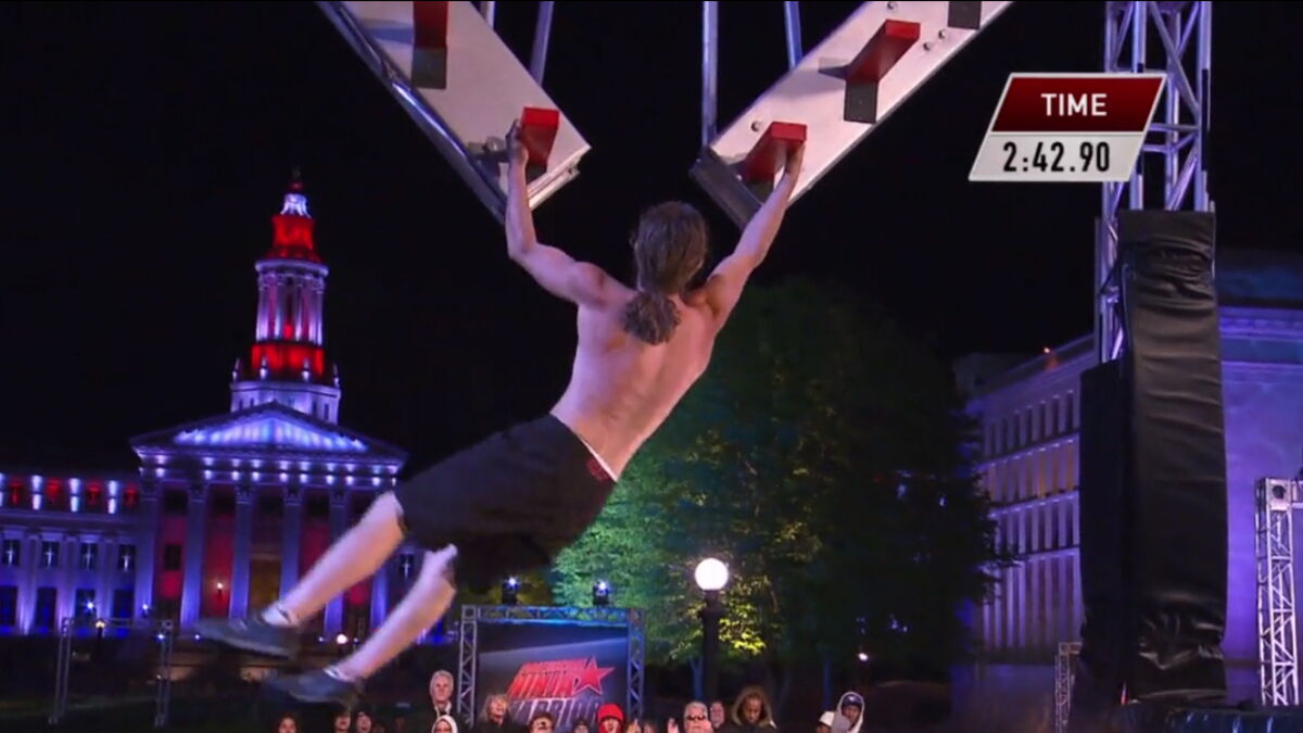 American Ninja Warrior : L'incroyable performance de Isaac Caldiero
