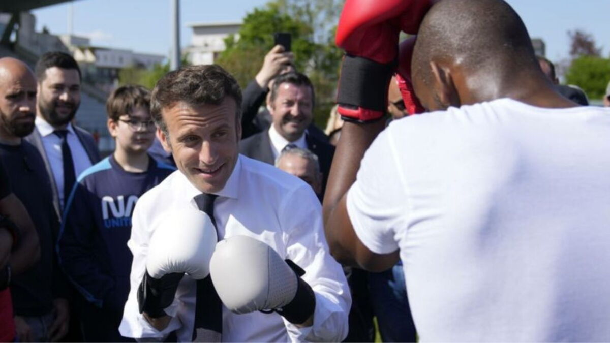 Le Président Emmanuel Macron met les gants et dévoile son niveau en ...
