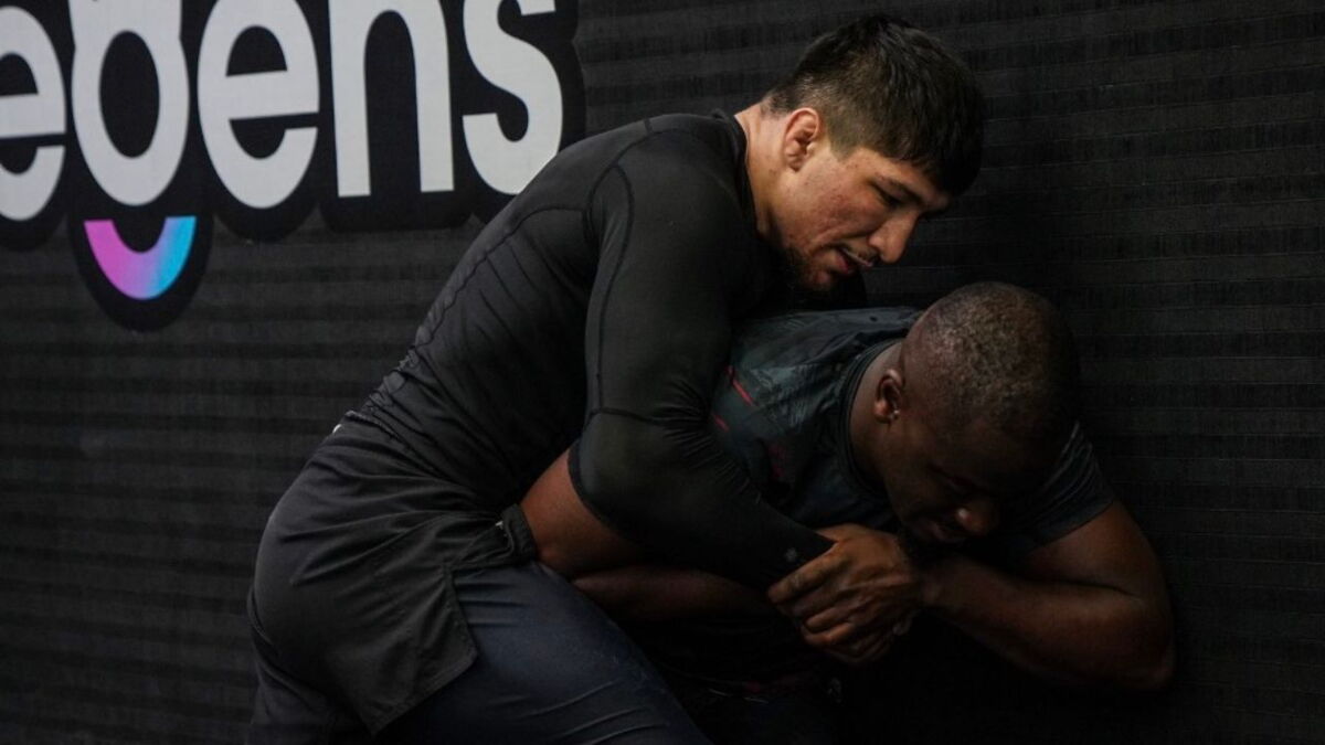 Baki s'entraine avec un combattant invaincu à l'UFC pour préparer Doumbé