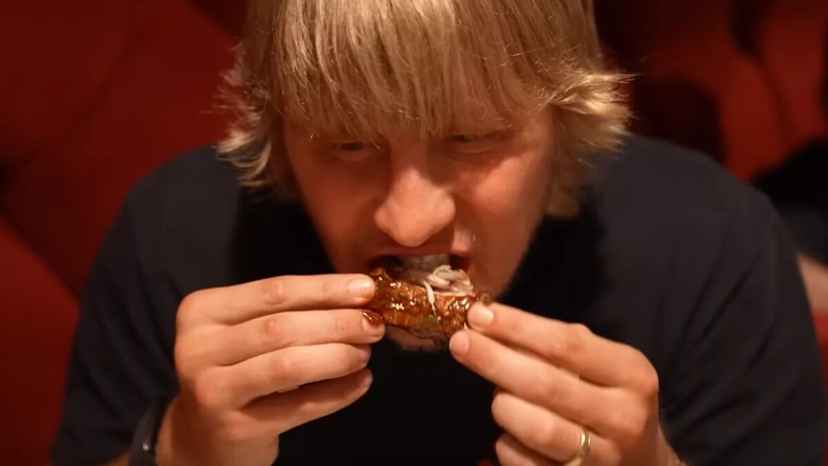 Paddy Pimblett bat le record d'un restaurant en mangeant 47 ailes de poulet