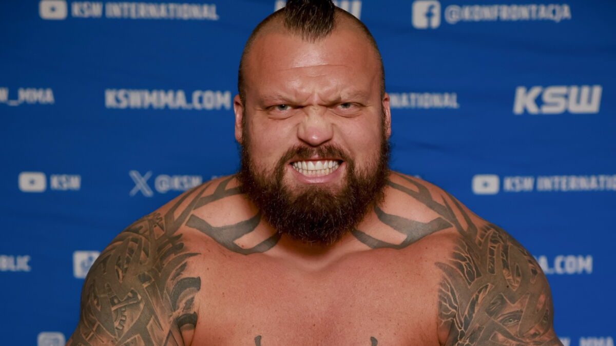 Eddie Hall pesé à un poids colossal, avant son premier combat de MMA