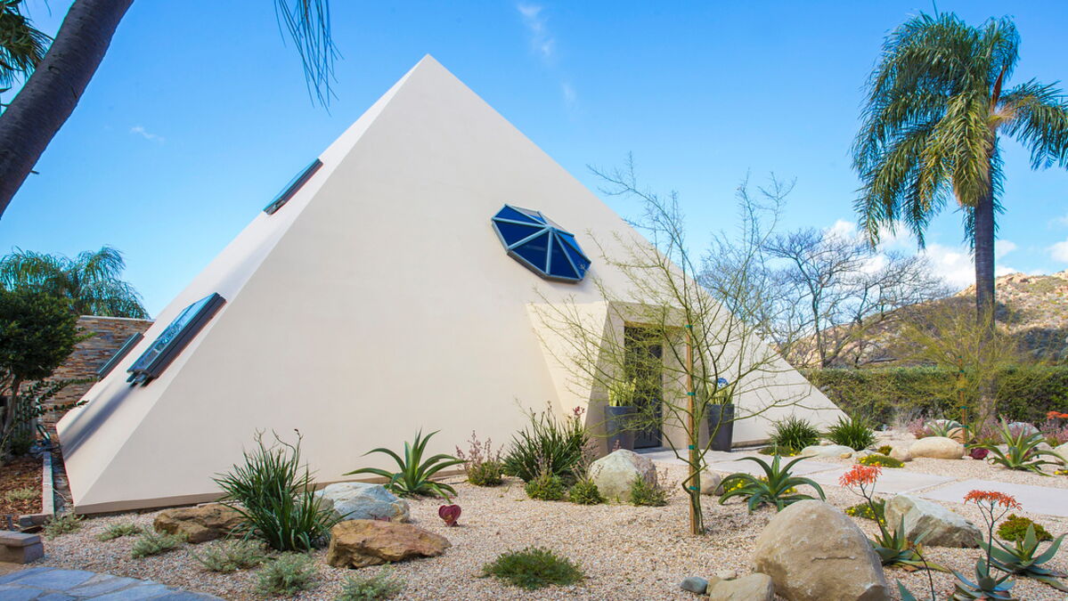 Cette incroyable maison en forme de pyramide est désormais en vente
