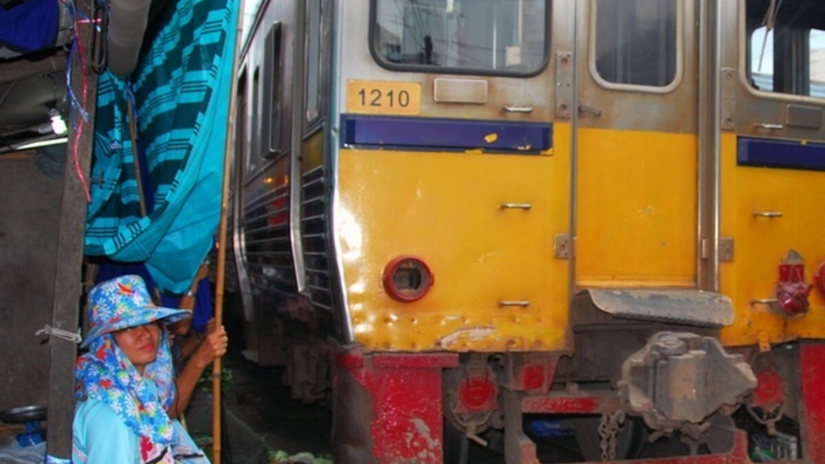 Bangkok : incroyable, ce train passe en plein marché