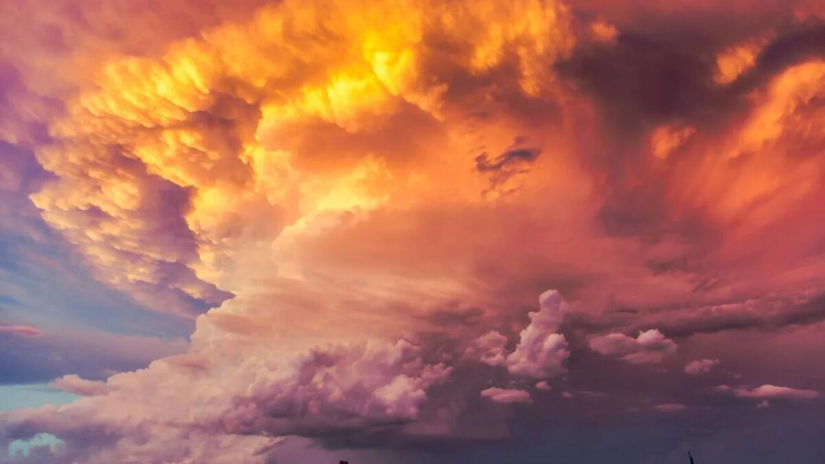 Rouen : un arcus, nuage massif en forme de rouleau, aperçu dans le ciel ...