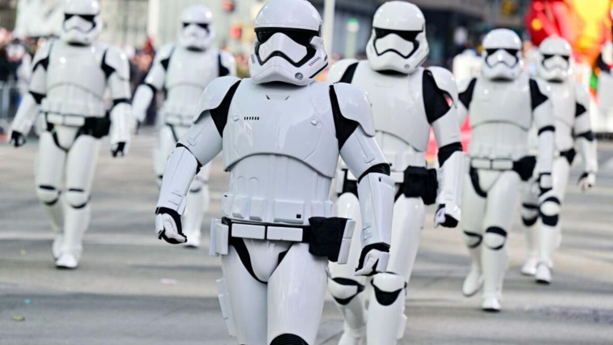 Un Stormtrooper déneige sa rue dans le Colorado