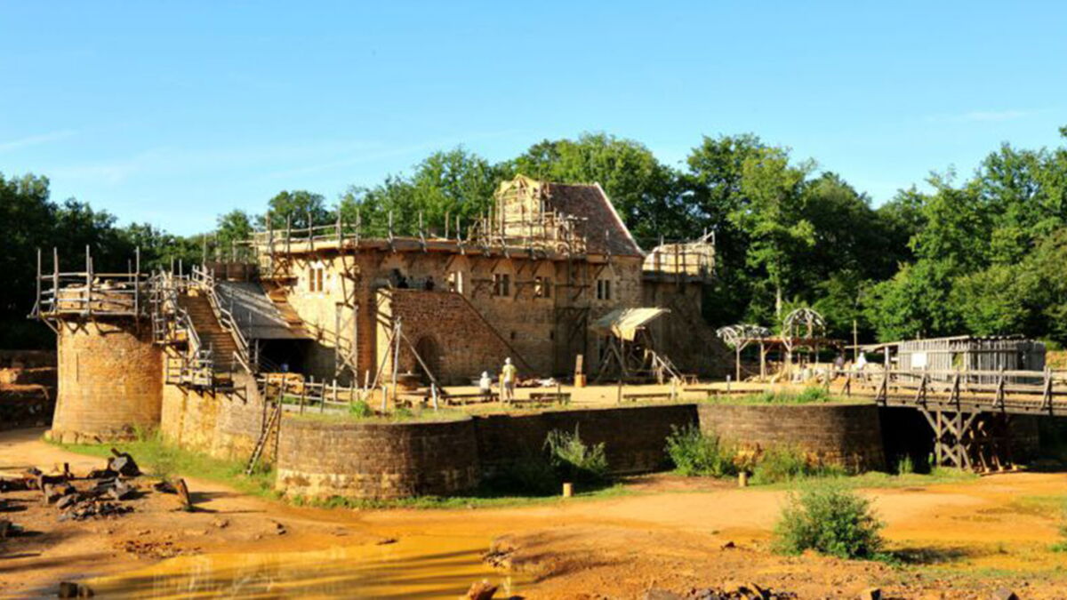 Ils passent 20 ans de leur vie à construire un château médiéval