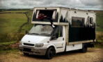 Il transforme son van en un magnifique mobile home pour faire le tour ...