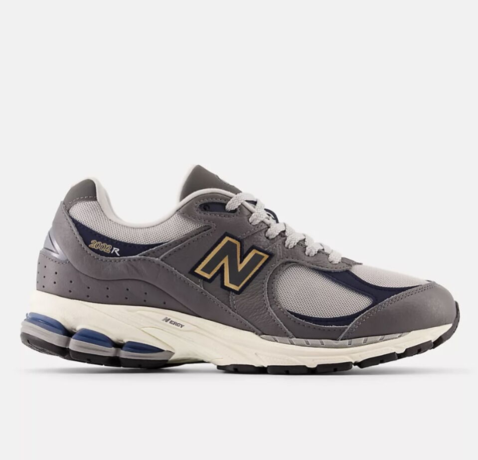 Ces sneakers New Balance 2002R que tout le monde s’arrache passent sous ...