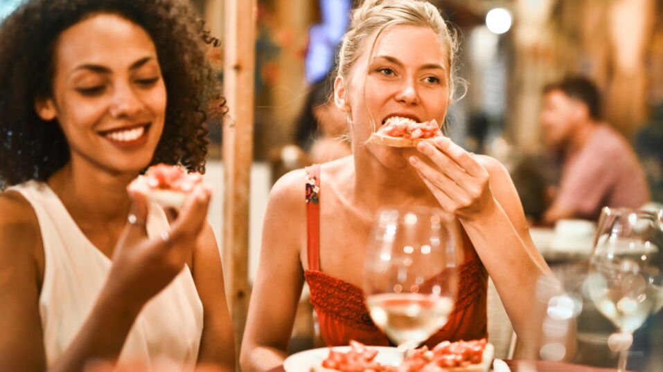Darum solltest du dein Essen mit offenem Mund kauen
