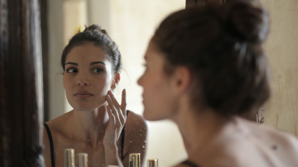 Popping a pimple on 'danger triangle' on your face could give you brain ...