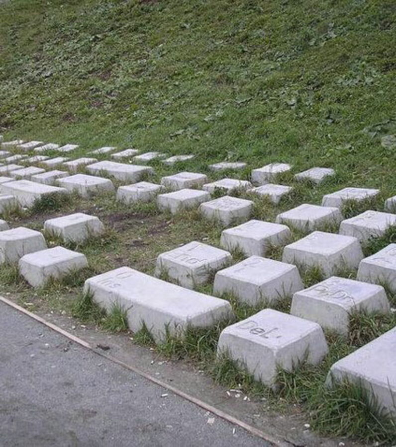 Photos : Il réalise un clavier d’ordinateur géant avec des pierres