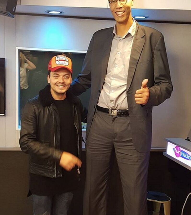 Le quotidien très difficile de Brahim Takioullah, l'homme le plus grand ...