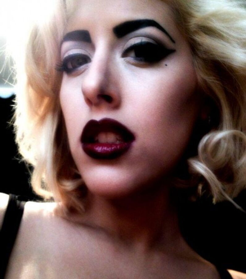 Photos : Grâce au maquillage, Carly Paige devient le sosie de Lady Gaga ...
