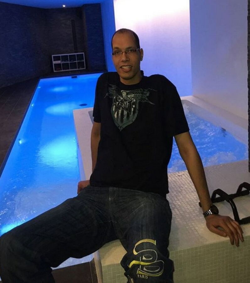 Le quotidien très difficile de Brahim Takioullah, l'homme le plus grand ...