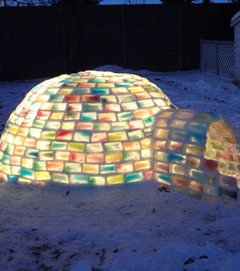 Photos : Cet igloo multicolore a été construit à l'aide de dizaines de ...