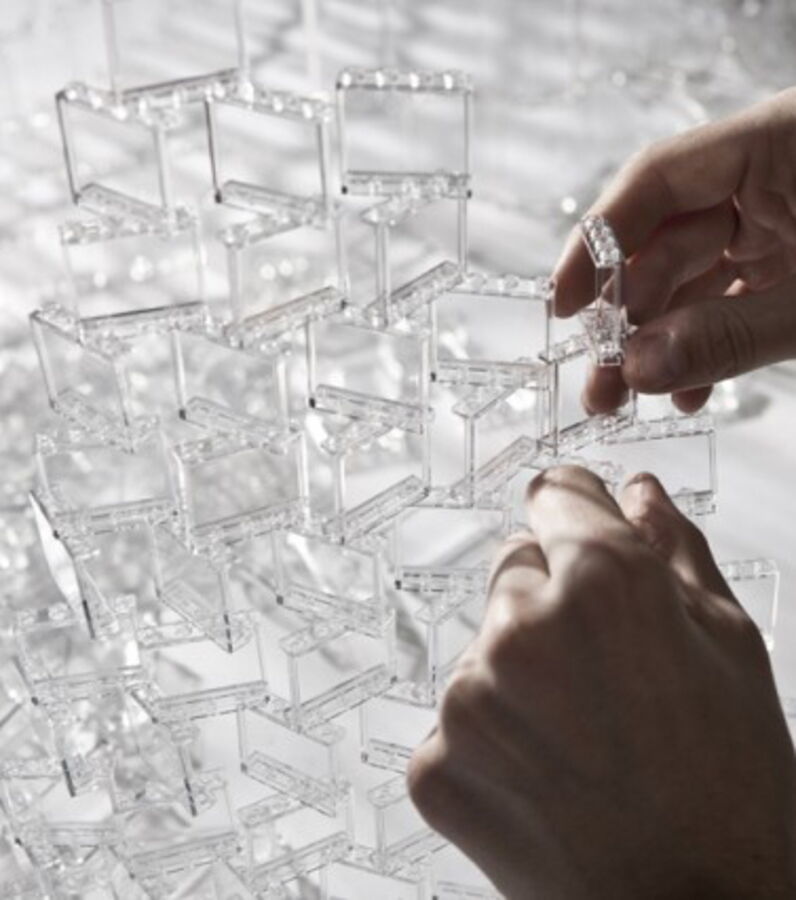 Photos : Cet artiste a créé une incroyable sculpture de Lego transparents