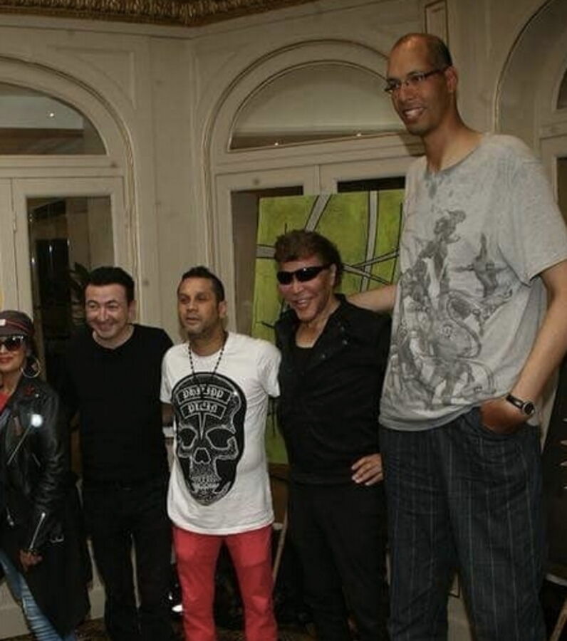 Le quotidien très difficile de Brahim Takioullah, l'homme le plus grand ...