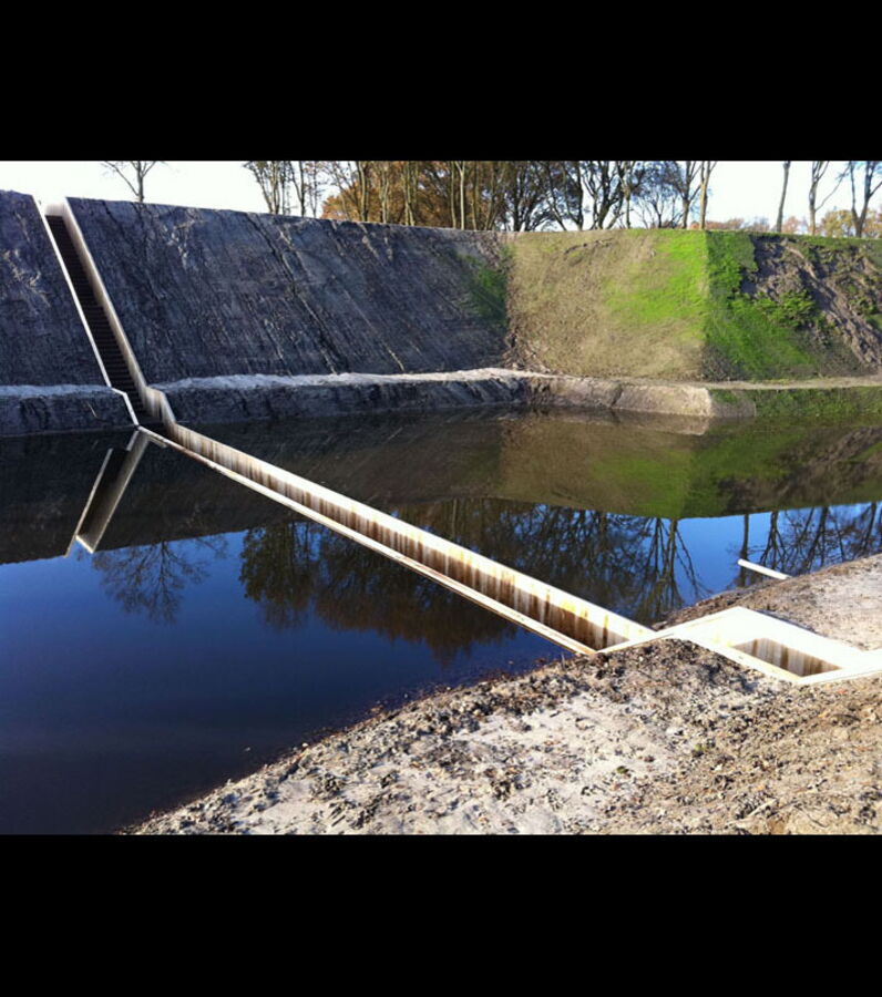 Photos : Sunken Pedestrian Bridge, un pont immergé entre deux rives