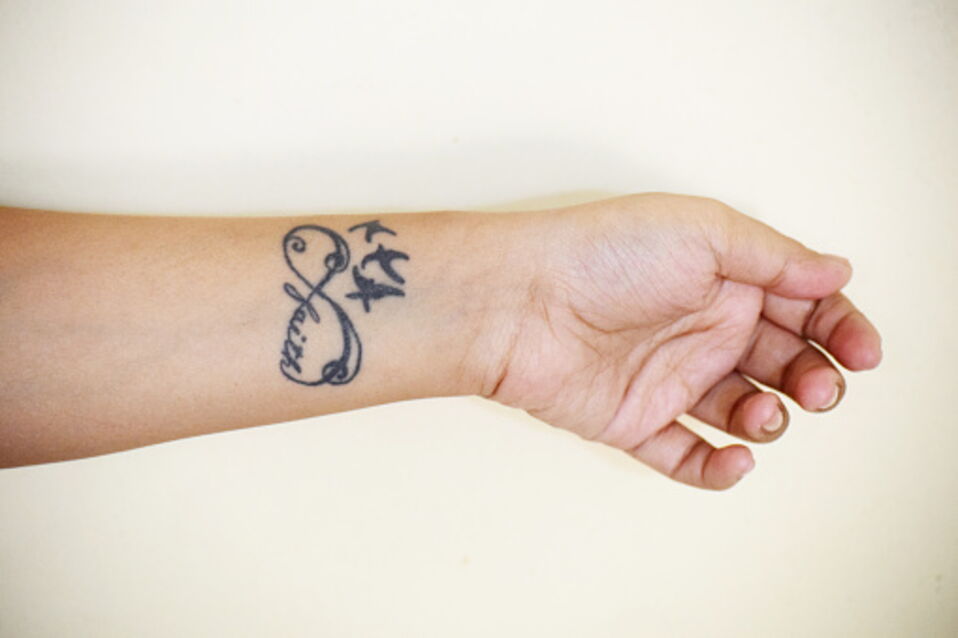 Tatouage poignet : 20 idées tatouage pour une femme
