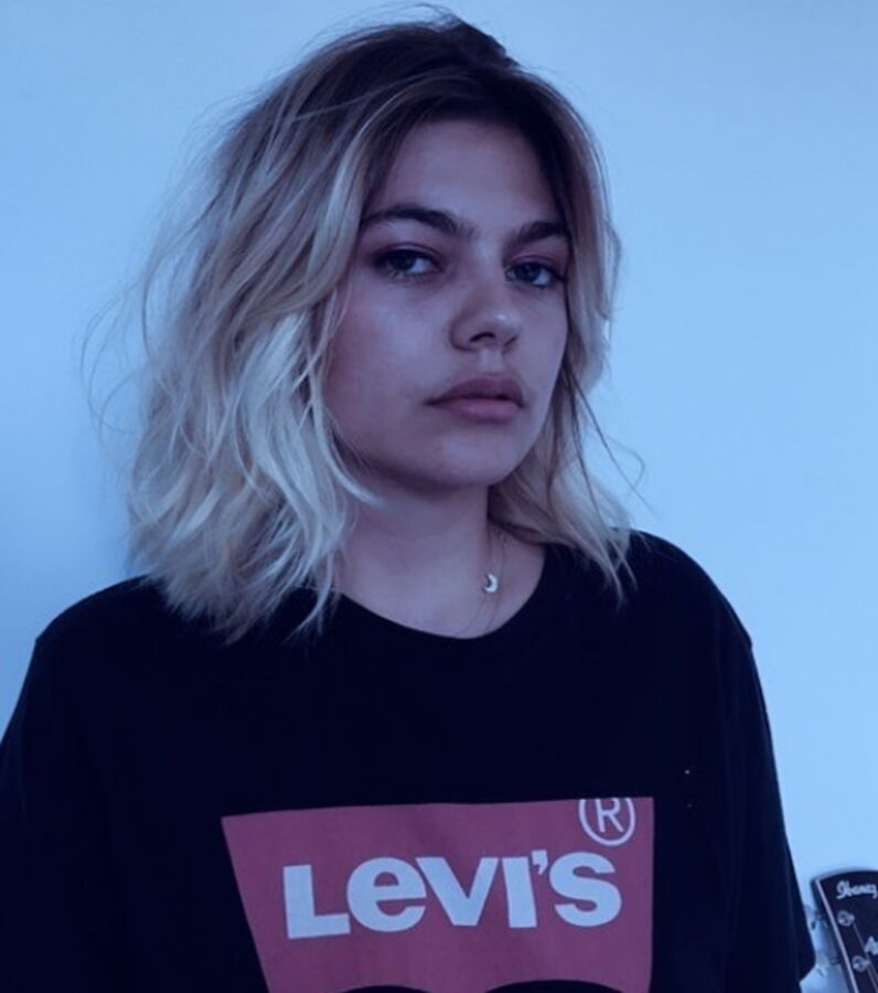 Louane affiche son baby bump au dernier défilé de Jean-Paul Gaultier