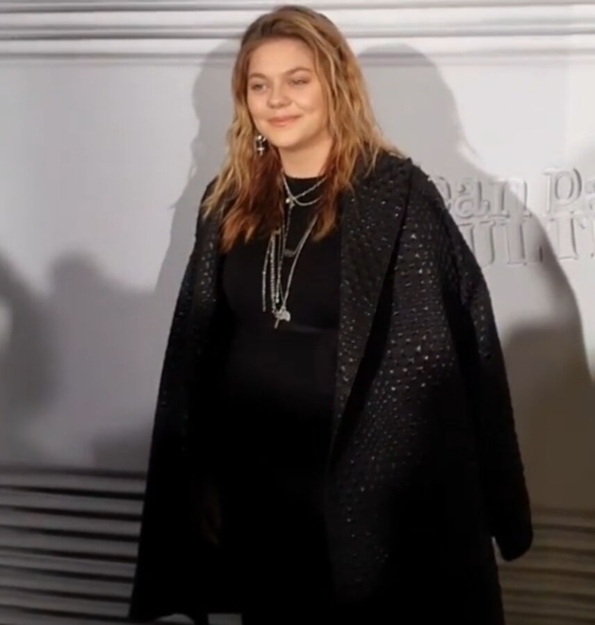 Louane affiche son baby bump au dernier défilé de Jean-Paul Gaultier