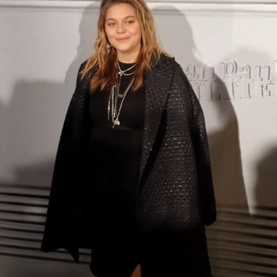 Photos : Louane affiche son baby bump au dernier défilé de Jean-Paul ...