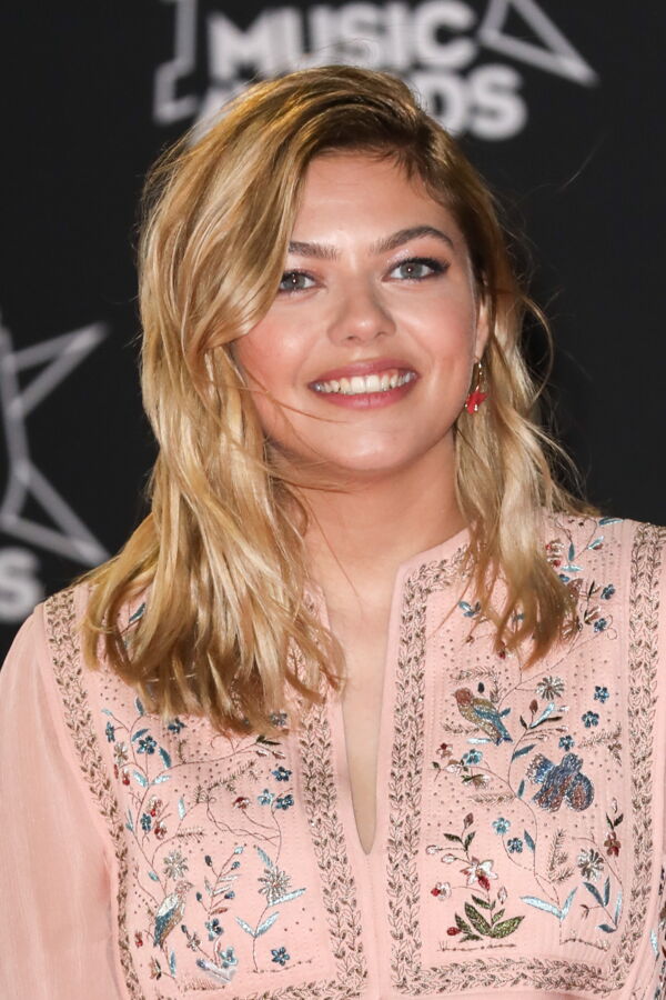 Louane : ses 25 plus beaux looks (PHOTOS)