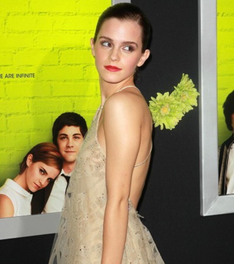 Photos : Emma Watson : Son sein se fait la malle