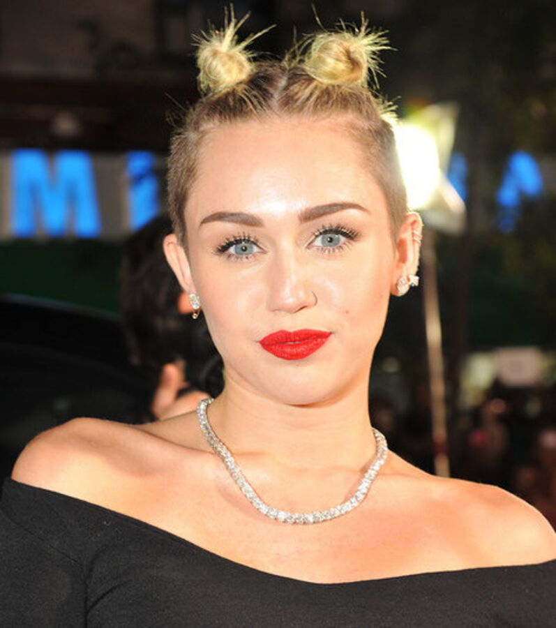 Photos : Les double buns, la nouvelle lubie coiffure des stars