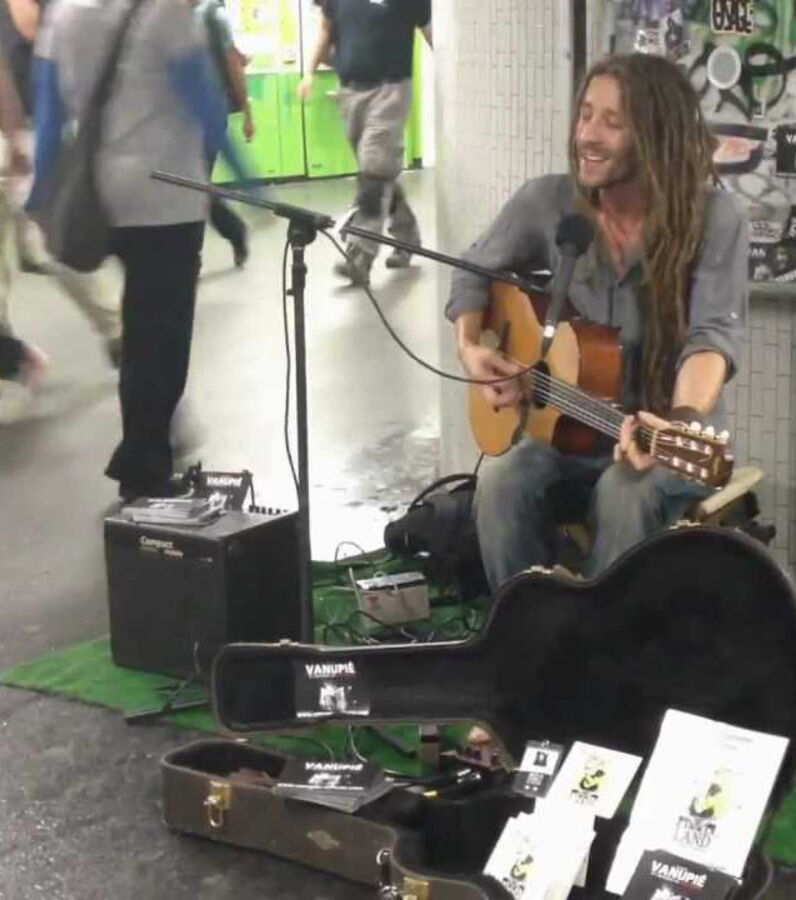 Photos : 6 chanteurs qui ont commencé dans le métro