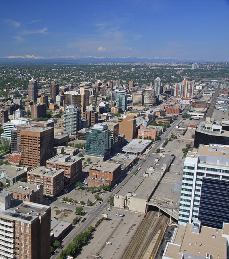 Calgary : vue sur les Rocheuses à la Tour de Calgary